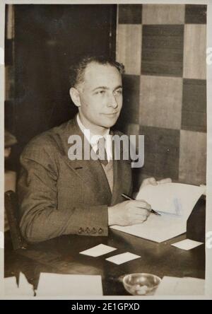Louis Aragon 9 décembre 1936 - Henri Manuel photo verso Stock Photo - Alamy