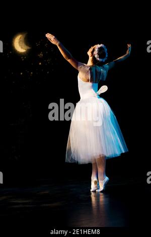 Woman dancing performing on stage during Alcazar Show at Bangkok ...