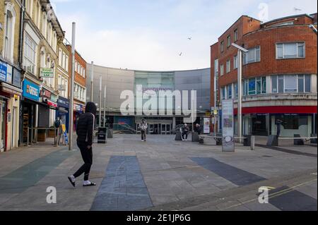 The Queensmere Shopping Centre on the High Street in Slough, Berkshire ...