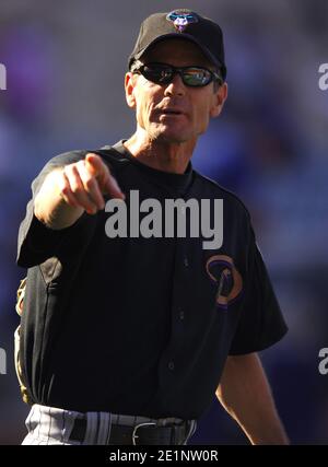 Arizona Diamondbacks first base coach Dave McKay (36), right, talks to ...