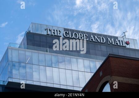 Broadsheet Newspaper Daily Mail Stock Photo - Alamy