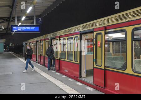 S-Bahn, Bahnhof Halensee, Berlin, Deutschland Stock Photo - Alamy