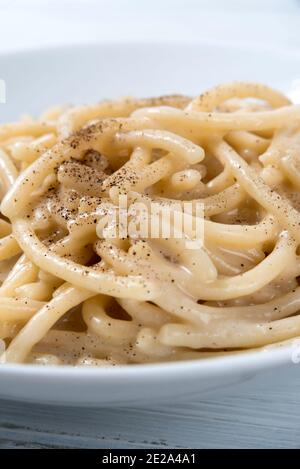 Spaghetti cacio e pepe, a typical Roman dish Stock Photo - Alamy