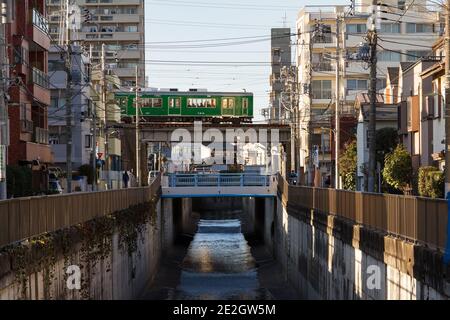 A Tokyu 1000 series train in green livery on the Tokyu Tamagawa Line ...