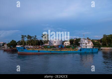 Liquid cargo, oil, petrolium storage tank in oil terminal Stock Photo ...
