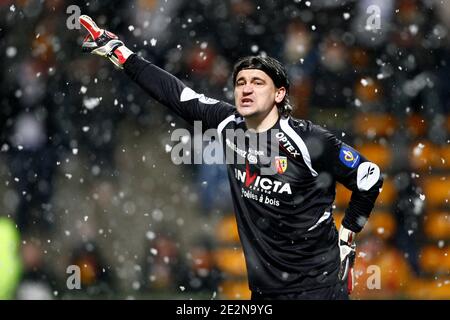 Lens' goal keeper Vedran Runje and Aric Chelle during the french first ...