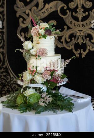 Modern wedding cake, Australia Stock Photo - Alamy