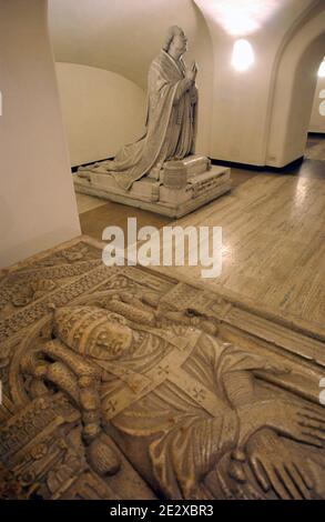 Innocent VII and Pius VI's tombs in the crypt of St. Peter's Basilica ...