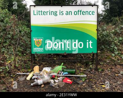 Litter under Littering is an offence sign Stock Photo - Alamy