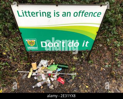 Litter under Littering is an offence sign Stock Photo - Alamy