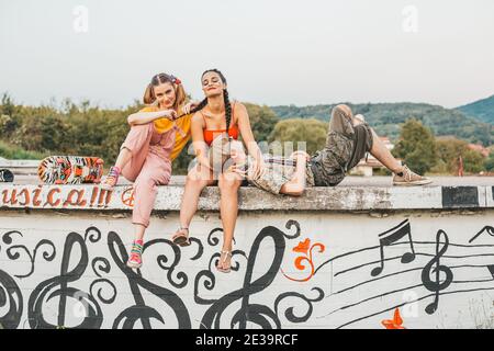 Group of friends hanging out outside. Chilling Stock Photo - Alamy