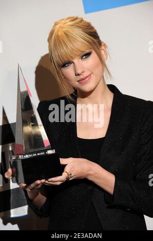 Taylor Swift posing in the press room of the 2010 American Music Awards ...