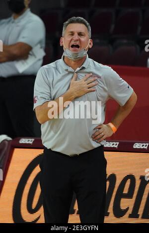 Washington State head coach Kyle Smith directs his team during the ...