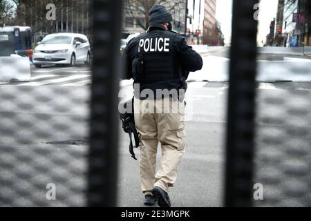 American Secret Service agent armed with a Heckler & Koch MP5 ...
