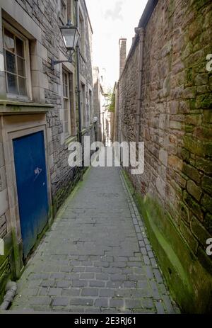 Narrow alley in Edinburgh, Scotland Stock Photo - Alamy