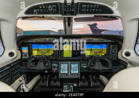 The glass cockpit and flight controls of a Piper PA-28-161 Warrior III ...