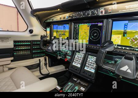 The glass cockpit and flight controls of a Piper PA-28-161 Warrior III ...