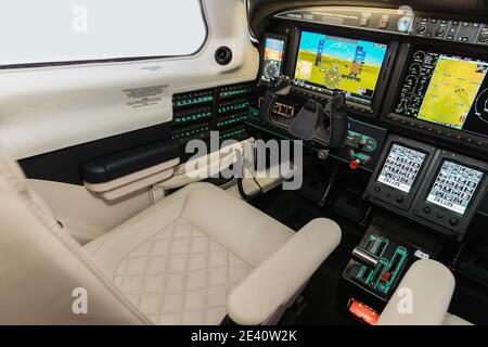 The glass cockpit and flight controls of a Piper PA-28-161 Warrior III ...