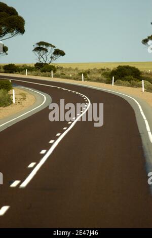 ROAD LINE MARKING ON THE EYRE HIGHWAY WHICH LINKS SOUTH AUSTRALIA AND ...