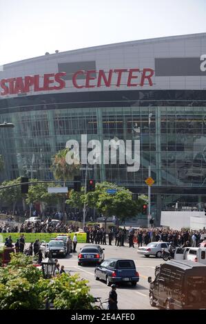 Atmosphere around the Michael Jackson Memorial at the Staple Center in ...