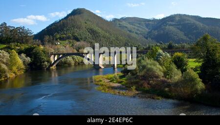Río Nalón,,tramo bajo alrededor de Pravia, Asturias Stock Photo - Alamy