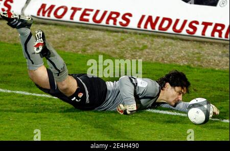 Lens' goal keeper Vedran Runje and Aric Chelle during the french first ...