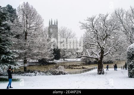 Leamington Spa, Warwickshire, UK: 24th January 2021: Joggers bear the ...