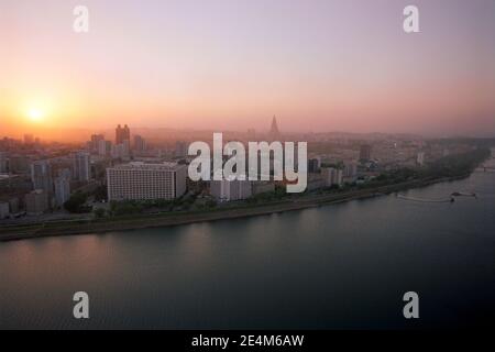 A panoramic view of the Taedong River and the Pyongyang skyline Stock ...