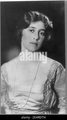 Mary (Harriman) Rumsey, d. 1934, half length, facing right Stock Photo ...