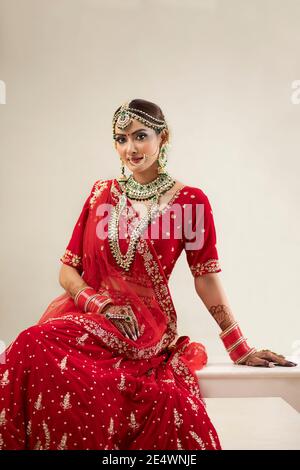 Indian bride dressed in traditional wedding clothes Stock Photo - Alamy