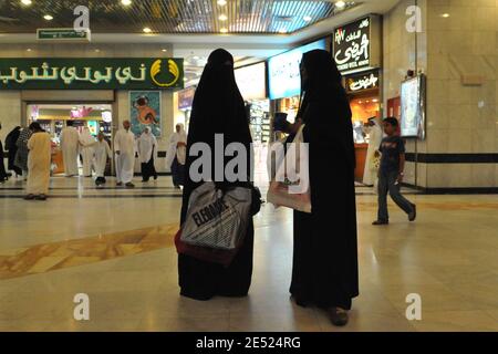 Saudi women shopping in shopping mall, Saudi Arabia Stock Photo - Alamy