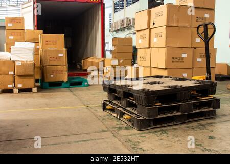 The cartons with loading into of container Stock Photo - Alamy