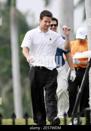 Exclusive!! Oceans Thirteen actor Mark Wahlberg gets away from the ...