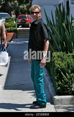 Exclusive!! Barry Manilow out shopping at the Country Mart in Maiblu ...