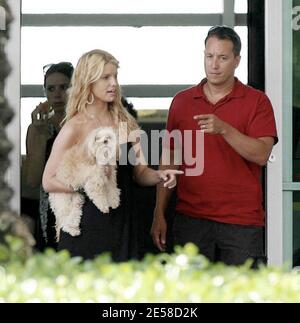 Exclusive!! Jessica Simpson, her entourage and her father, Joe, arrive ...
