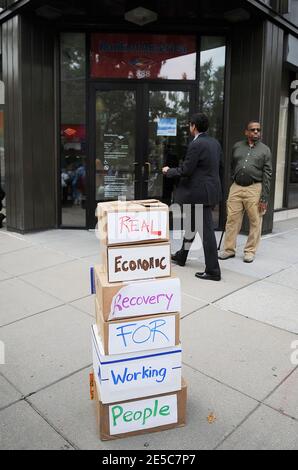 American citizens protest against the financial crisis and the $700 ...