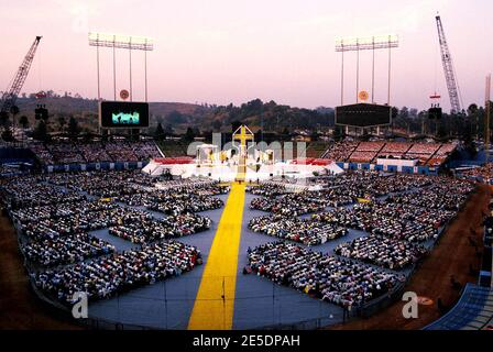 Pope John Paul II at Dodger Stadium Mass in Los Angeles, CA on ...