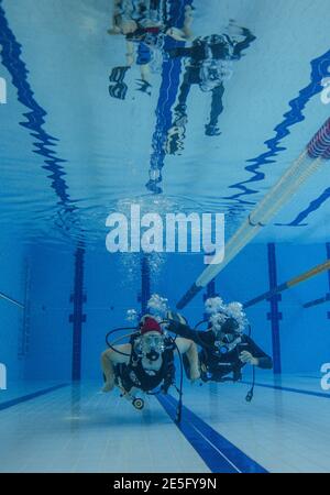 Disabled people in discovering Scuba Diving Stock Photo - Alamy