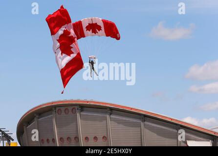 Canadian Armed Forces Parachute Team, the SkyHawks, Wings over ...