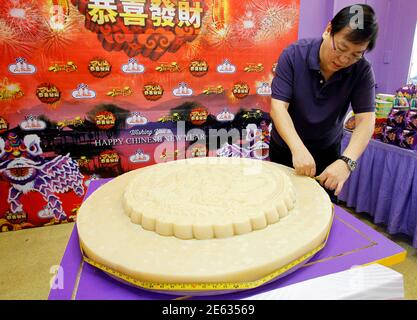 Chinese Rice Cake in Chinatown in Manila, Philippines Stock Photo - Alamy