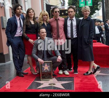 'Big Bang Theory' star Simon Helberg carries his daughter in his arms ...