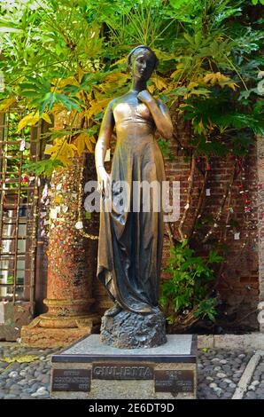 Italy, Verona, Juliet's statue Stock Photo - Alamy