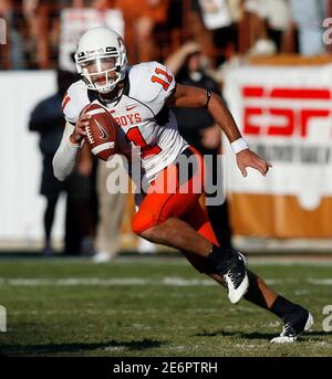 Oklahoma State quarterback Zac Robinson (11) rolls out to avoid the ...