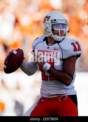 Oklahoma State quarterback Zac Robinson (11) rolls out to avoid the ...