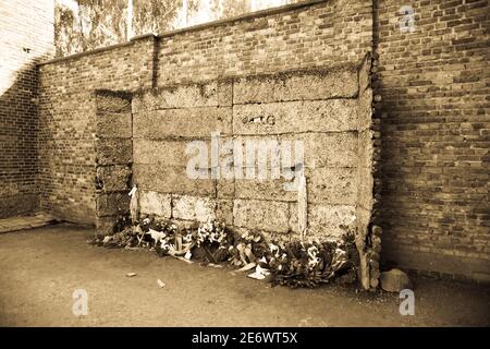 The Death Wall (execution wall) between Blocks 10 and 11, Auschwitz ...