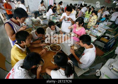 Chinese students eat lunch in the canteen at a senior high school in ...