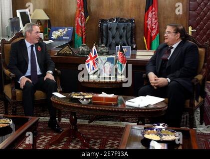 British Defence Minister John Hutton (L) and US Commander for the Near ...