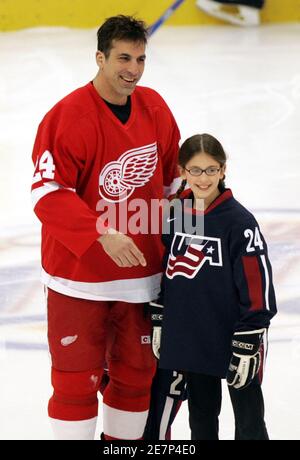 Detroit Red Wing's Chris Chelios training at Gold's Gym Venice August ...
