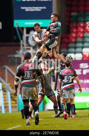 Leicester Tigers flanker Hanro Liebenberg breaks through the Wasps ...