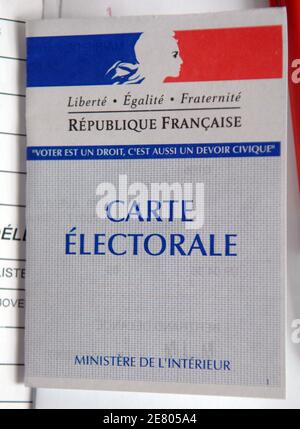 Various illustration of the voting process during the first round of ...